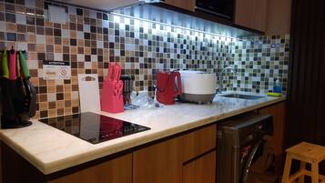 Apartamento, 2 quartos | Cozinha privada | Um frigorífico, uma placa de cozinha, utensílios de cozinha