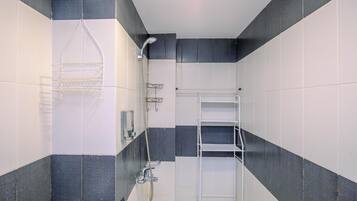 Apartamento, 2 quartos | Banheiro | Chuveiro, produtos de toalete grátis, toalhas de banho