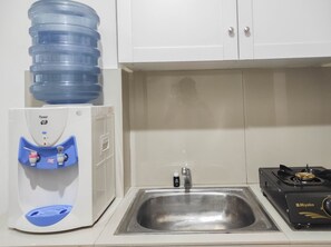Estúdio | Cozinha privada | Geladeira, cooktop, talheres/pratos/utensílios de cozinha