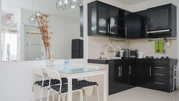 Apartamento, 2 quartos | Refeições no quarto