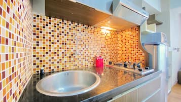 Apartamento, 1 quarto | Cozinha privada | Um frigorífico, uma placa de cozinha, utensílios de cozinha