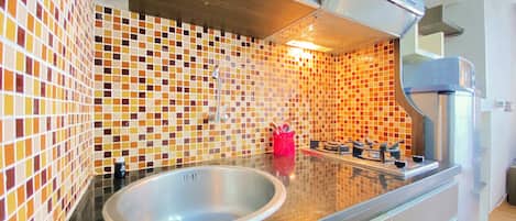 Apartamento, 1 quarto | Cozinha privada | Um frigorífico, uma placa de cozinha, utensílios de cozinha