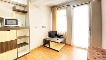 Apartamento, 1 quarto | Sala de estar | Televisor