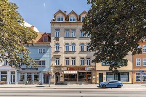 Um edifício de dois andares com um restaurante chamado 