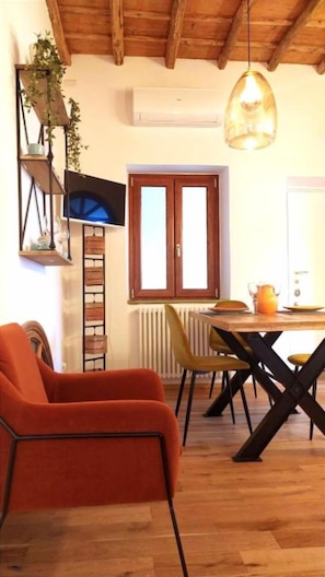 Apartamento, 1 quarto, fumadores, banheira de hidromassagem grande | Sala de estar | Televisor