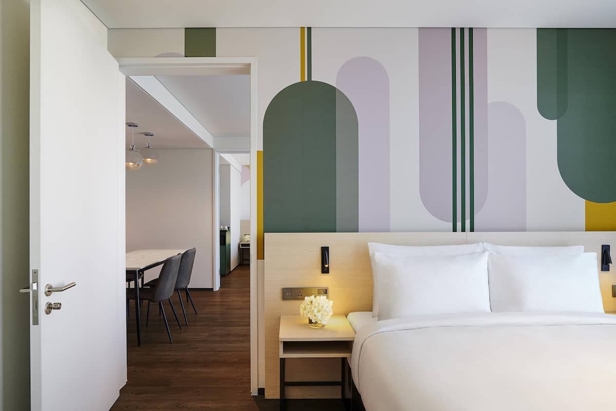 Suite Deluxe (1 double bed plus 1 single beds) | 1 quarto, roupa de alta qualidade, cofre no quarto, secretária