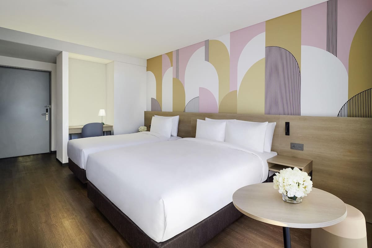 Suite Superior, várias camas | 1 quarto, roupa de alta qualidade, cofre no quarto, secretária