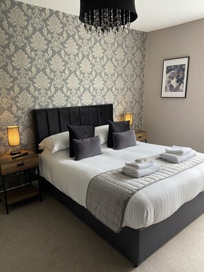 Roupas de cama premium, escrivaninha, ferros/tábuas de passar roupa