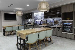 Café da manhã com buffet grátis todos os dias