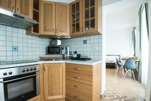 Apartamento urbano, 1 cama King e sofá-cama, no piso térreo | Cozinha privada | Geladeira, micro-ondas, torradeira