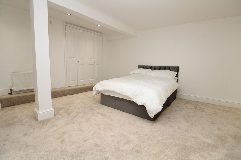 Stunning 2 bedroom apartment in Fulham - London | Vrbo