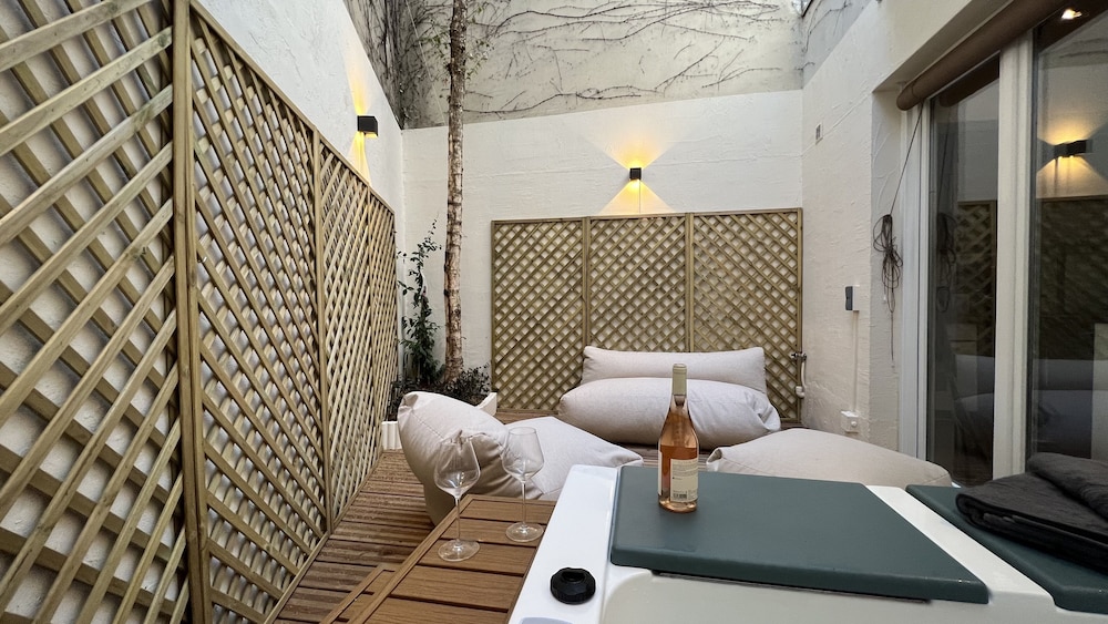 Suite Luxueuse Avec Jardin Privatif et Jacuzzi - Paris | Vrbo