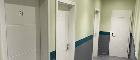 Um corredor com portas identificadas como E1, E2 e um aposento marcado como Putzkammer.