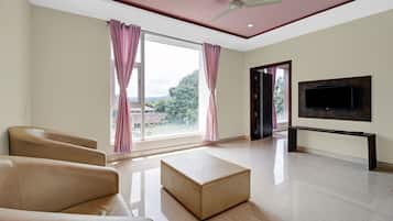 Quarto luxo | Escrivaninha, cortinas blackout, ferros/tábuas de passar roupa