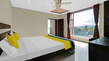 Quarto luxo | Escrivaninha, cortinas blackout, ferros/tábuas de passar roupa