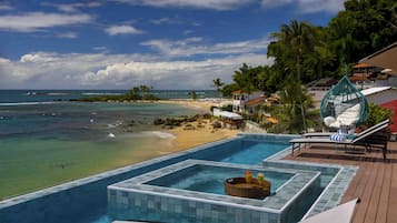 Piscina exterior, guarda-sóis, espreguiçadeiras