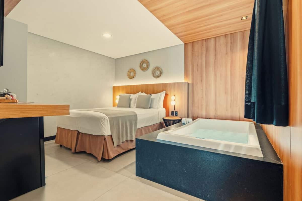 Quarto Luxo com Banheira de Hidromassagem | Minibar, cofre no quarto