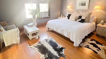 Quarto Deluxe | Roupa de alta qualidade, edredões de penas, camas de colchão pillowtop