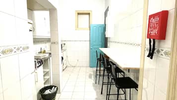 Refrigerador em uma área comum, micro-ondas em uma área comum