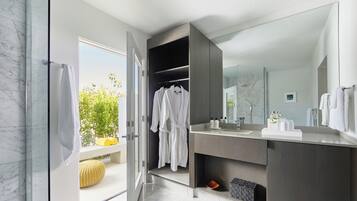 Quarto standard | Banheiro | Chuveiro, chuveiro com efeito de chuva, secador de cabelo