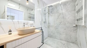 Apartamento (D 39) | Casa de banho | Um polibã, toalhas fornecidas 