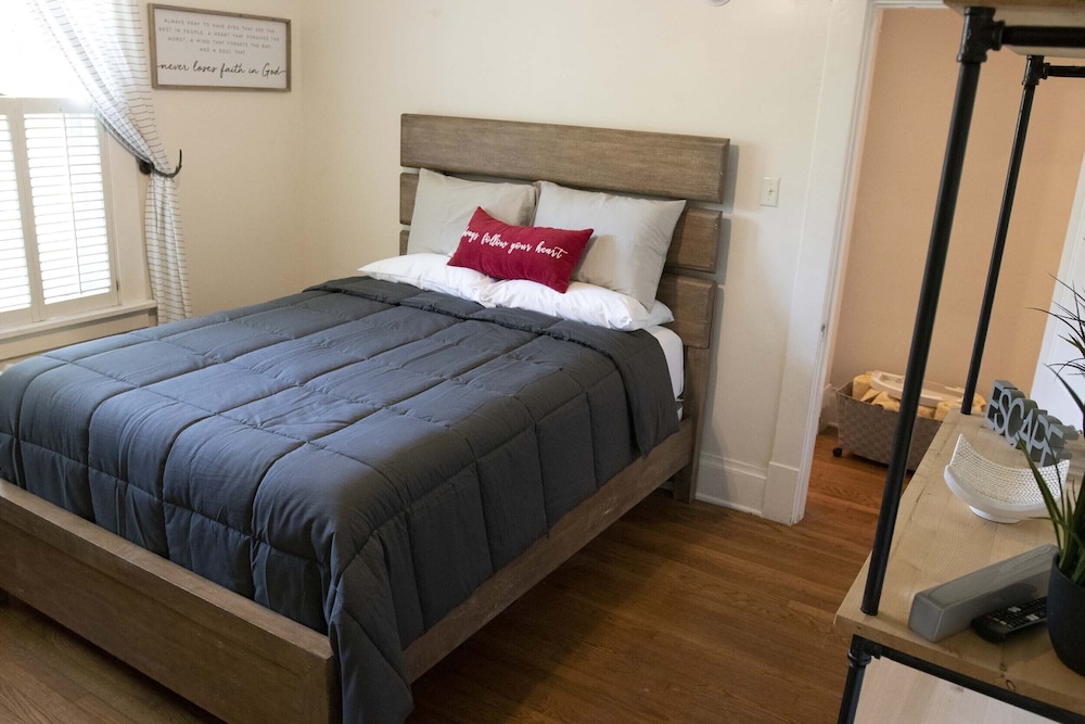 Charming Midtown Bungalow Minutes From Downtown - Memphis, TN