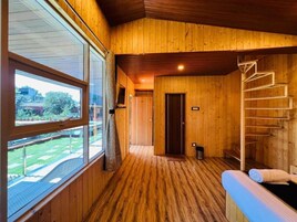 Quarto Duplo Familiar, 2 quartos, vista para a piscina | Wi-fi grátis, roupa de cama fornecida 