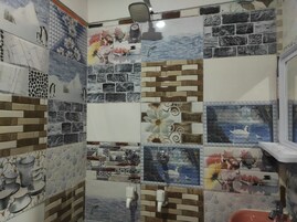 Quarto Standard | Casa de banho | Um polibã, um chuveiro fixo, artigos de higiene pessoal grátis 