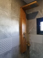 Suite Deluxe, varanda, vista para o jardim | Casa de banho | Artigos de higiene pessoal grátis, toalhas fornecidas, sabão 