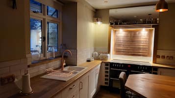 Casa de Campo | Cozinha privada | Um frigorífico, uma chaleira elétrica, utensílios de cozinha