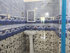 Quarto Duplo Standard | Casa de banho | Um polibã, um chuveiro fixo, toalhas fornecidas 