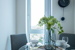 Apartamento de Luxo, Vista para a cidade | Refeições no quarto
