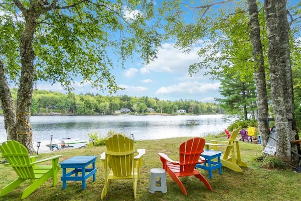 Bright & Cheery 2 Bedroom Lakeside House - Nova Scotia