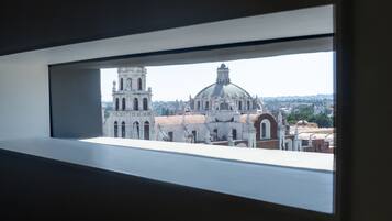 Vista pela janela de um edifício com cúpula e janelas em arco.