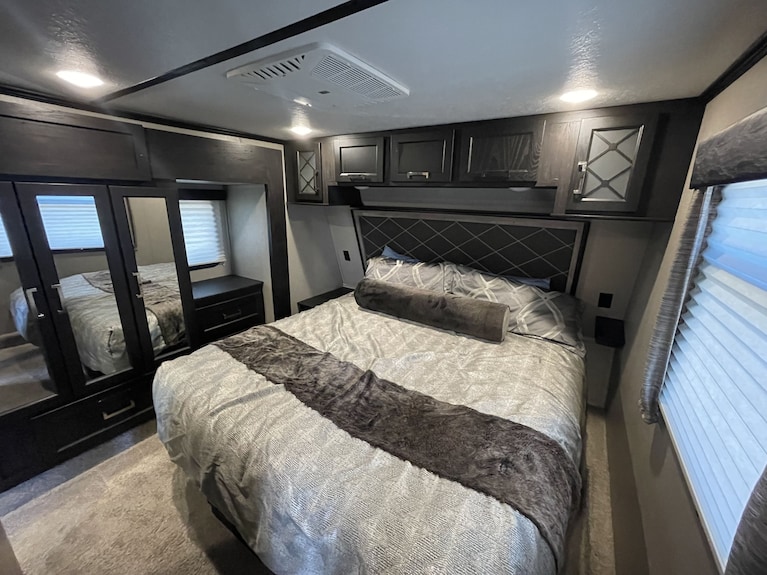 Large, Modern Camper Close To Glamis Sand Dunes - California