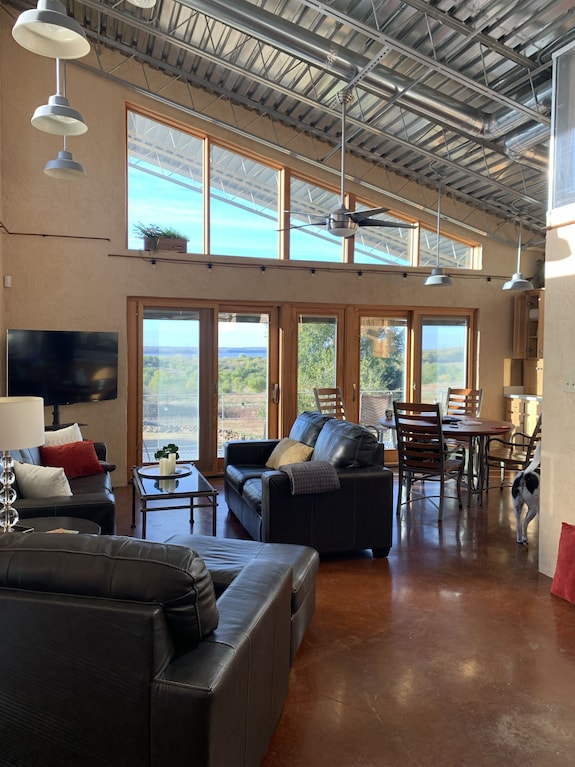 Spacious 4-bedroom Vacation Home 16 Minutes From University Of Kansas - Clinton State Park, Lawrence