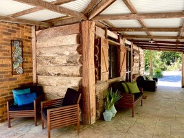 Cabana de Madeira Familiar (Banksia Family Cabin) | Roupa de alta qualidade, com decoração personalizada 