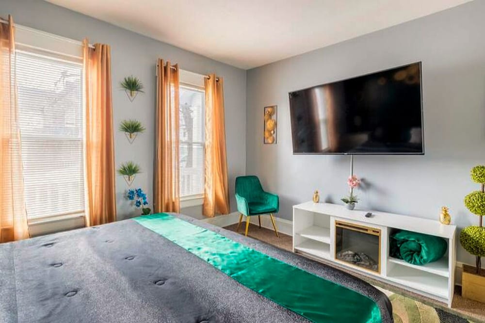 Emerald Oasis: Stylish Tremont 2br Lower Unit By Christmas Story House | Parking • 7 Min To Downtown - Cleveland, OH