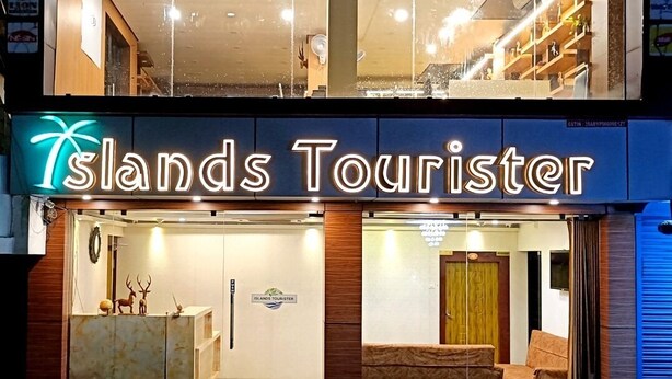 Um hotel chamado "Islands Tourist", com design moderno, apresentando uma área de recepção e uma escadaria que leva ao andar superior.