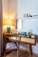 Quarto Design (2) | 1 quarto, com decoração personalizada, com mobília individualizada 