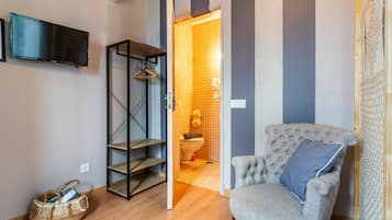 Quarto Design (3) | Sala de estar | Televisor de ecrã plano de 12 polegadas com canais por cabo, televisor