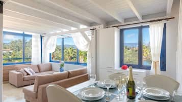 Apartamento superluxo, 2 quartos, vista para o mar | Sala de estar | Smart TV 32 polegadas com canais via satélite, TV, Netflix