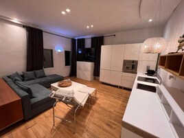 Suite Júnior, vista para o mar | Sala | Smart TV de 32 cm com canais por cabo, televisor 