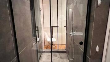 Suite Júnior, vista para o mar | Casa de banho | Um polibã, um chuveiro fixo, artigos de higiene pessoal grátis