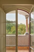 Quarto de Luxo | Roupa de alta qualidade, minibar, com decoração personalizada 