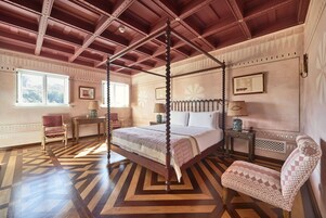 Suíte com design assinado | Roupas de cama premium, frigobar, individualmente decorados