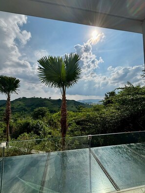 Quarto Twin Deluxe | Roupa de alta qualidade, camas de colchão viscoelástico 