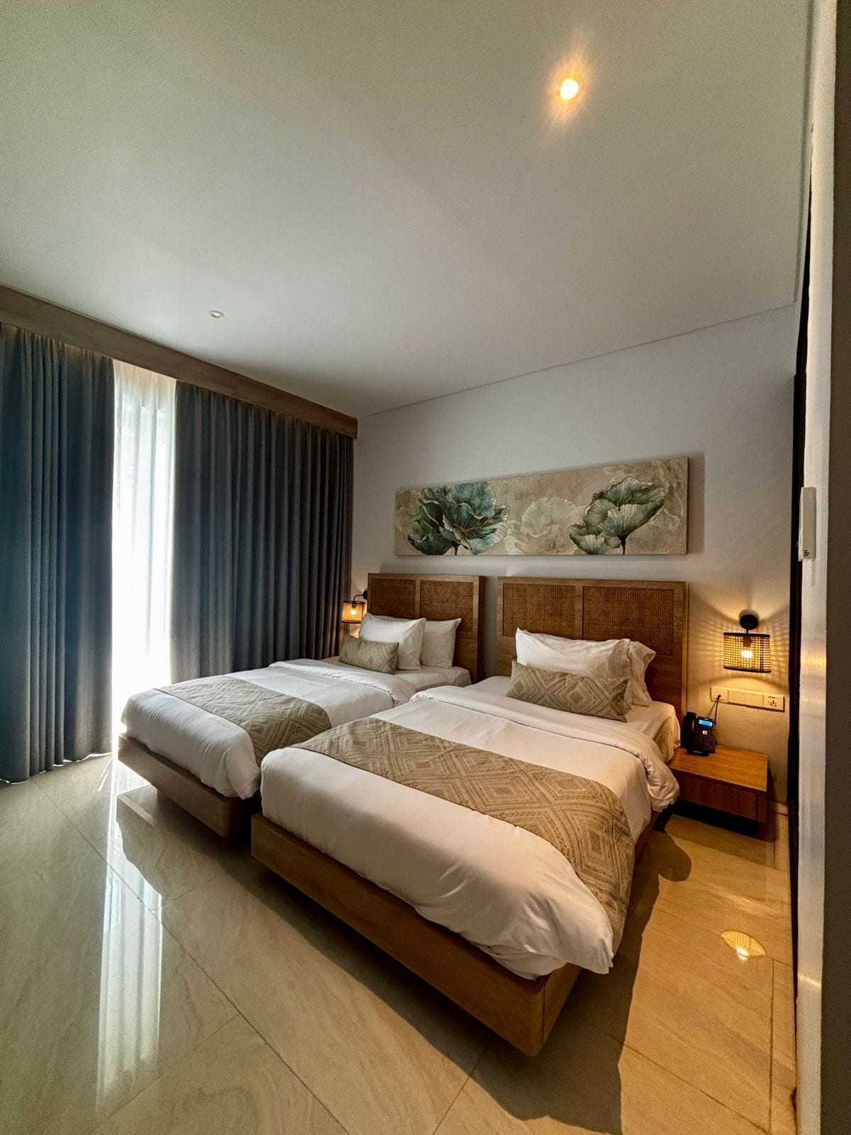 Quarto Twin Deluxe | Roupa de alta qualidade, camas de colchão viscoelástico 