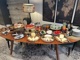 Pequeno-almoço tipo buffet diário (20 EUR por pessoa) 