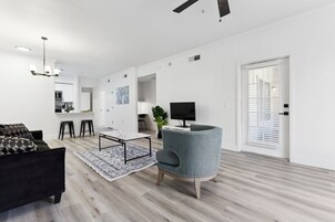 Apartamento luxo, 2 quartos | Área de estar | TV 42 polegadas com canais digitais